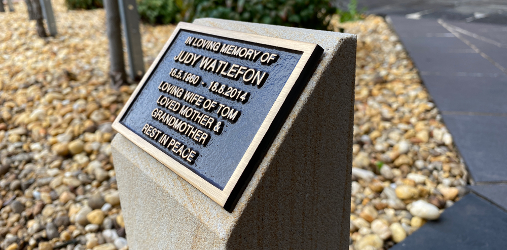 Single Sandstone Pillar | Wollongong Memorial Gardens